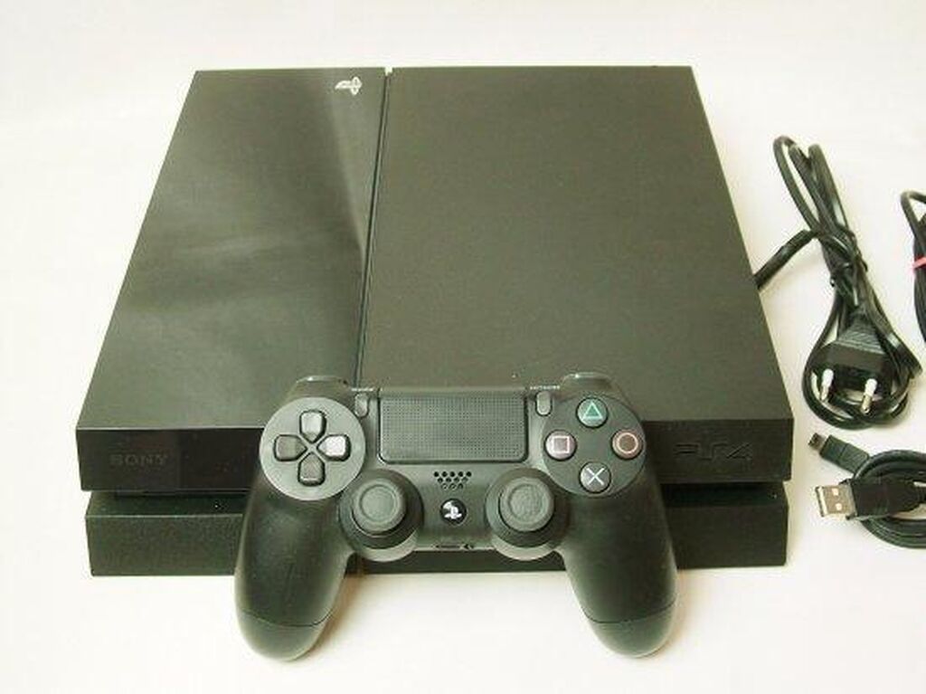 Sony PlayStation 4 (novija fat generacija), korektno očuvana i