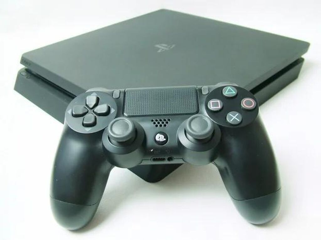 Sony PlayStation 4 Slim, čipovana (CFW 9.00), u odličnom stanju