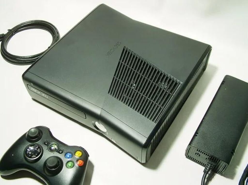 Xbox 360, korektno očuvana i potpuno ispravna (noviji model bez