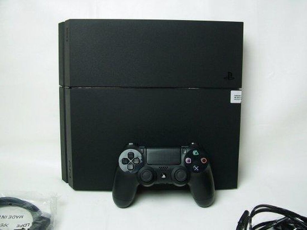 U ponudi Sony PlayStation 4 (Fat, novija generacija). Konzola je