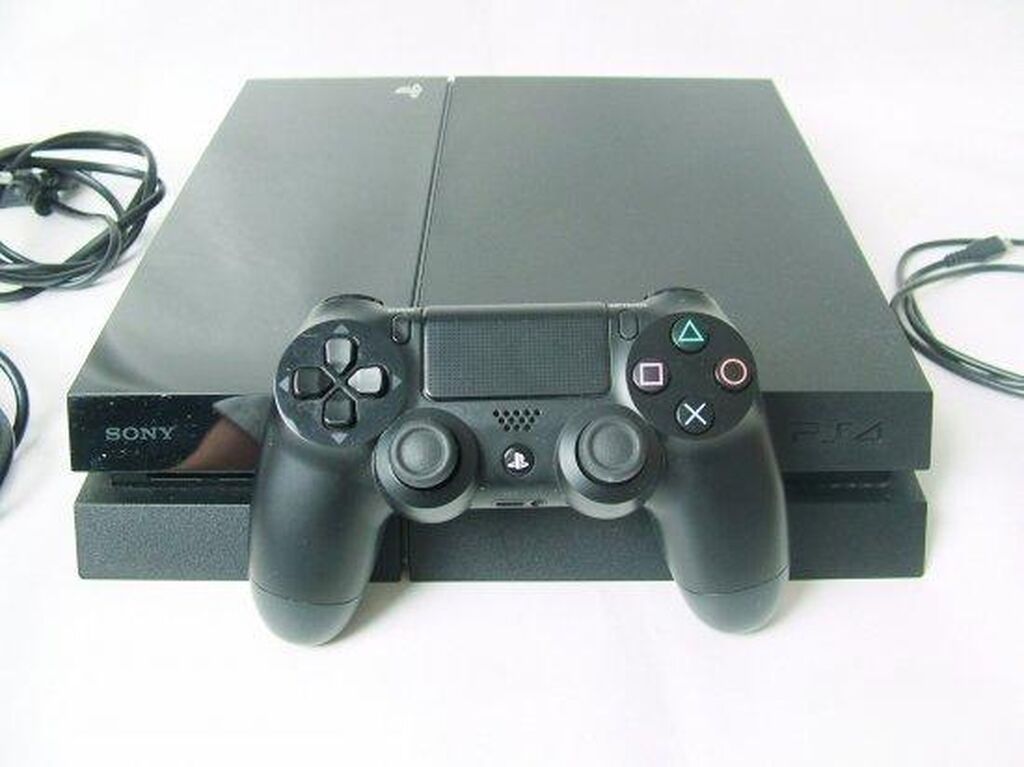U ponudi Sony PlayStation 4 (novija FAT generacija), korektno očuvana