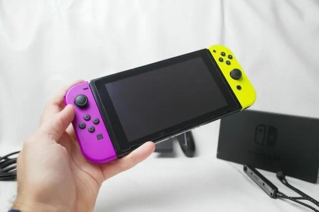 U ponudi Nintendo Switch V2 konzola, lepo očuvana sa vidljivim