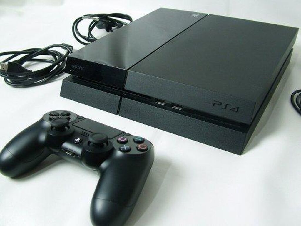 U ponudi Sony PlayStation 4 (novija FAT generacija), u dobrom stanju i