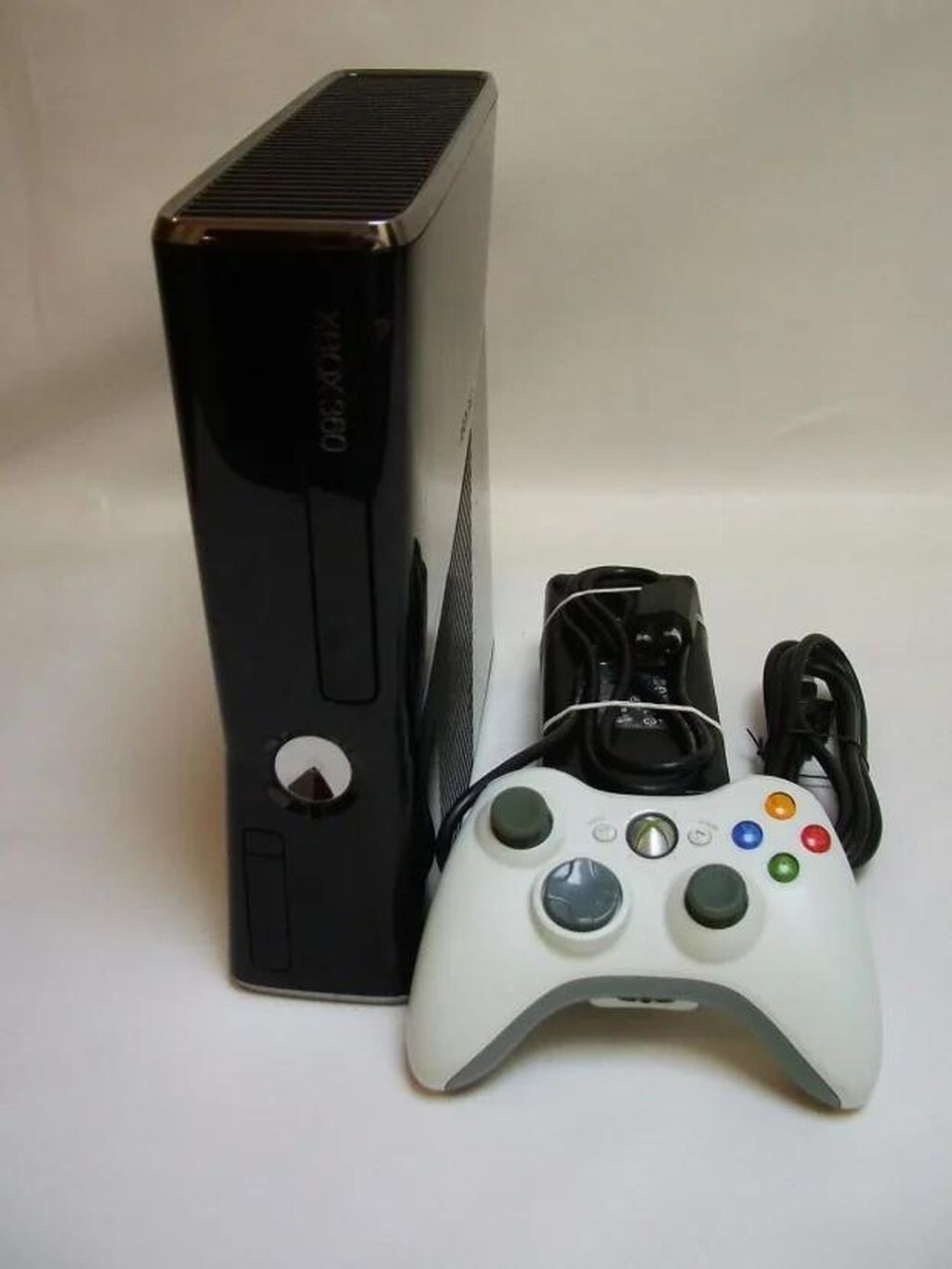 ⬆️⬆️⬆️U ponudi xbox 360 Slim model. Konzola je piano black obrada