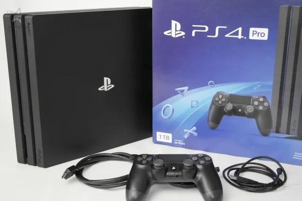 Sony PlayStation 4 PRO (CUH-7216B) u odličnom stanju. Konzola čita