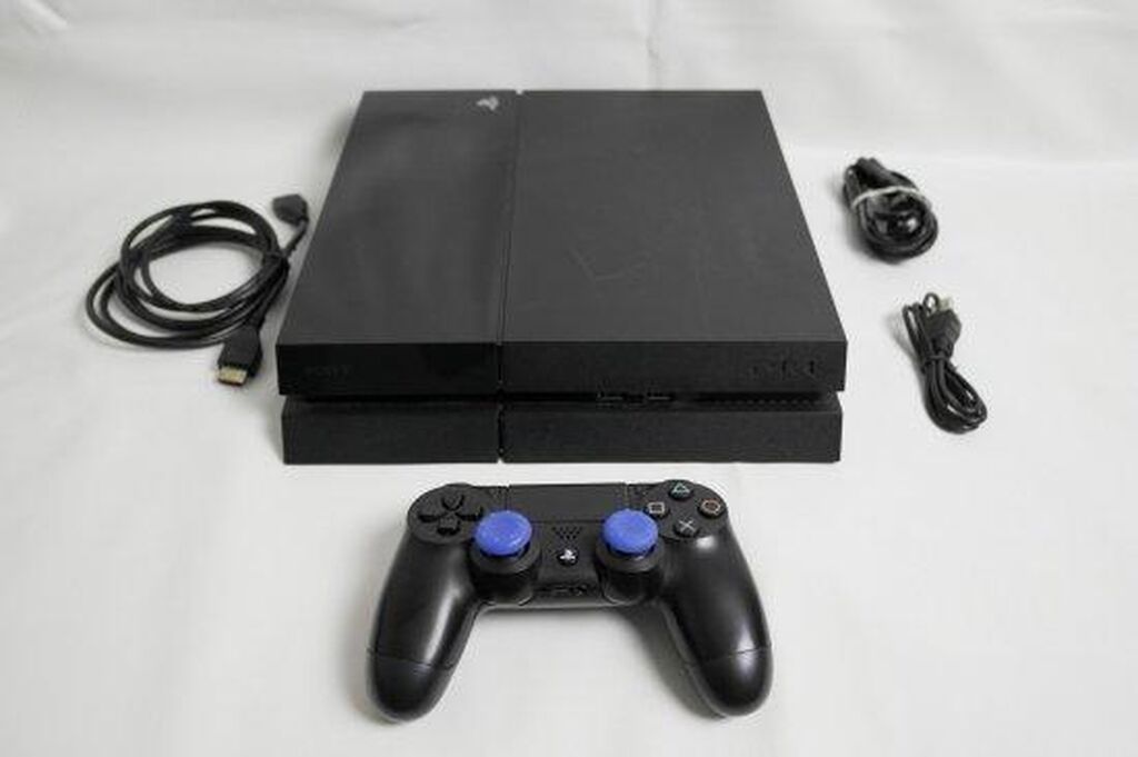 Sony PlayStation 4 (novija “fat” generacija) u korektnom stanju, u