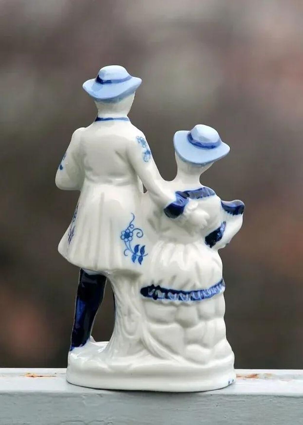Stara retro porcelanska figurica žena sa rokoko haljinom i m. Stara