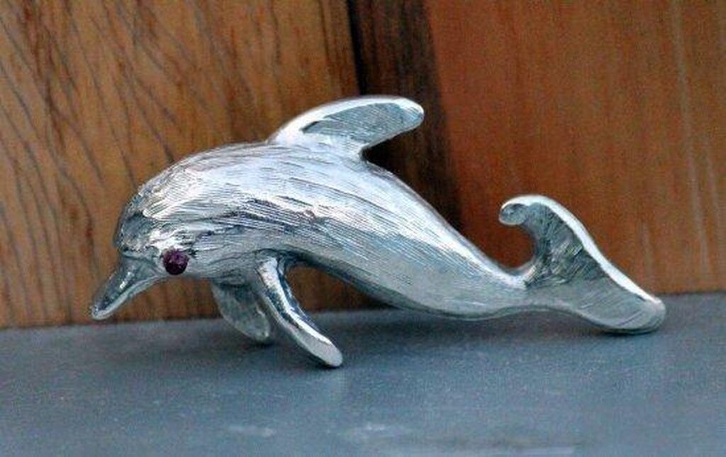 Vintage metalni broš DELFIN, silver tone. Stari masivni, metalni broš