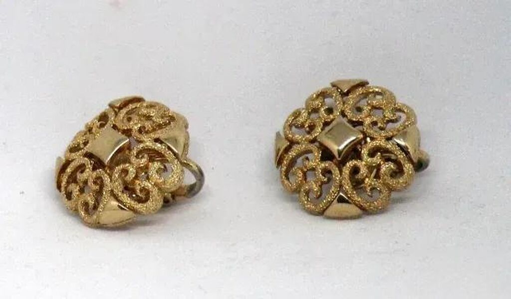 Vintage Avon nakit Goldtone Textured Scroll Work. Prodaje se prekrasan