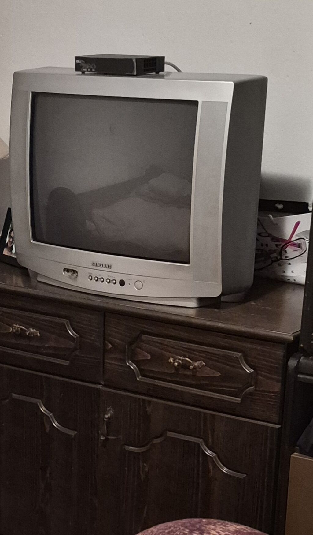 CRT televizor Samsung sa digitalnim prijemnikomstari TV sve radi. samo