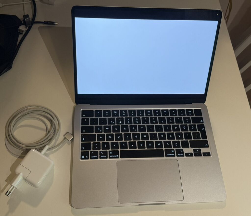 Apple MacBook Air 13" (2025) - Čip: Apple M4 - Memorija: 16 GB -