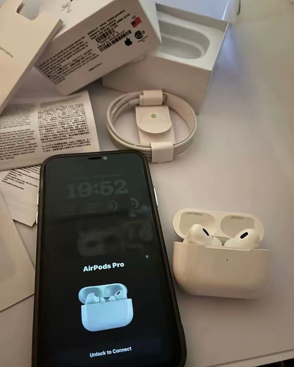 Apple AirPods Pro (2. generacija) sa MagSafe kućištem za punjenje