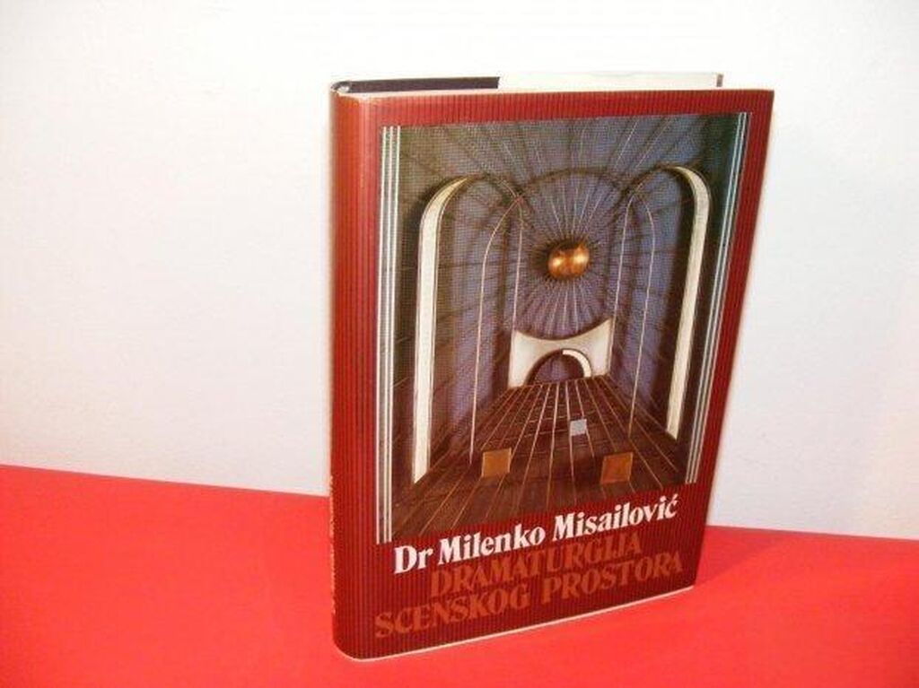 Dramaturgija scenskog prostoraDr Milenko MisailovićNovi Sad 1988. Tvrd