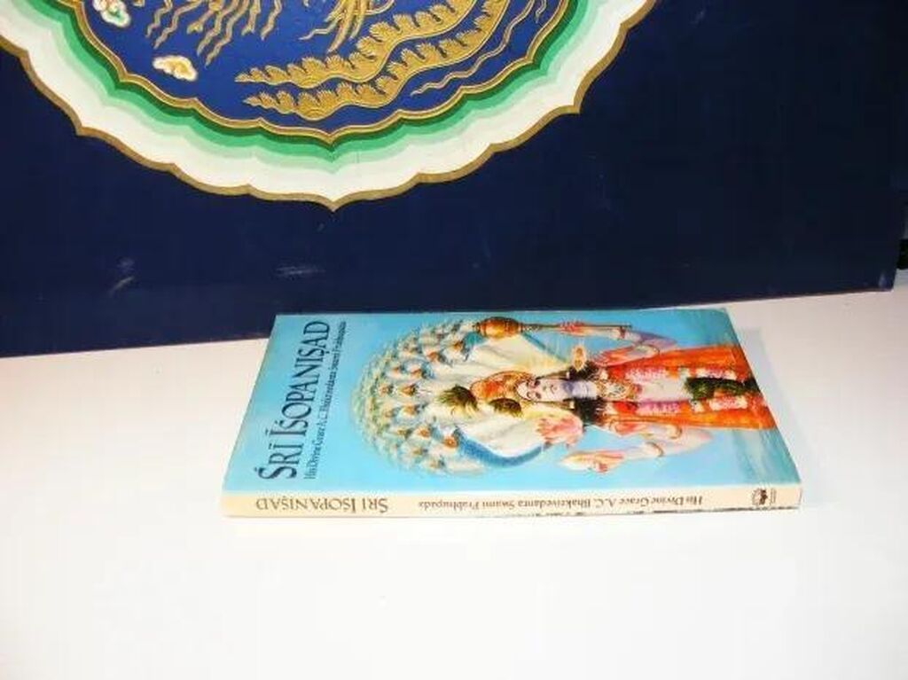 Sri isopanisad1986mek povez18,5 cmstanje vrlo dobro