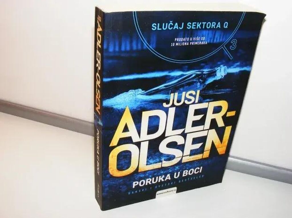 PORUKA U BOCI Jusi Adler Olsen2017 vulkanstrana 374. mek povez, stanje
