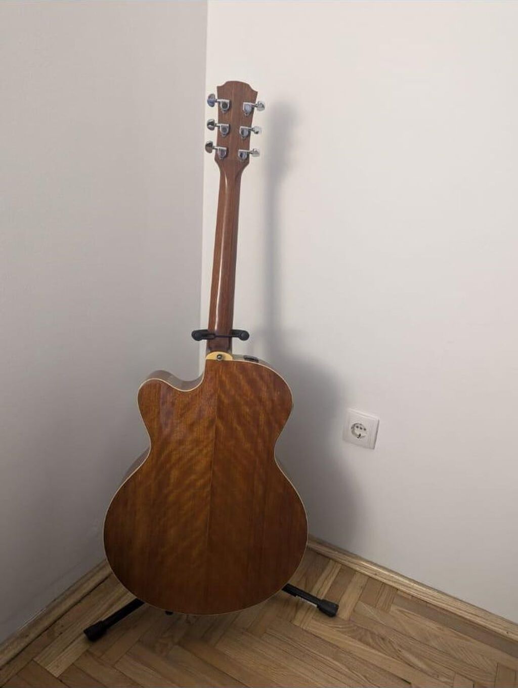 Gitara Yamaha Compass, CPX700 SDB Slabo korišćena gitara Yamaha
