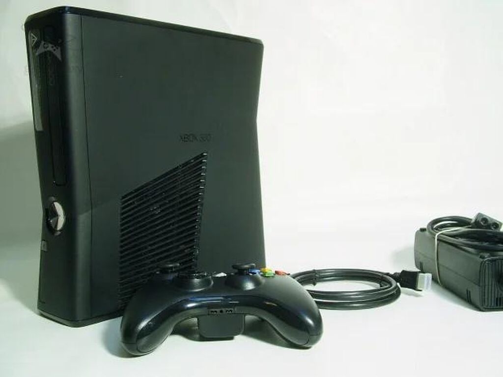 Xbox 360, korektno očuvana i potpuno ispravna (noviji model bez