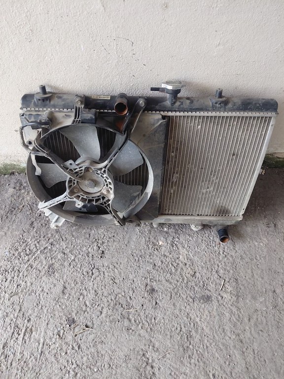 Auto hladnjak sa ventilatorom za Kia Rio 2002 do 2005 god. skinut sa
