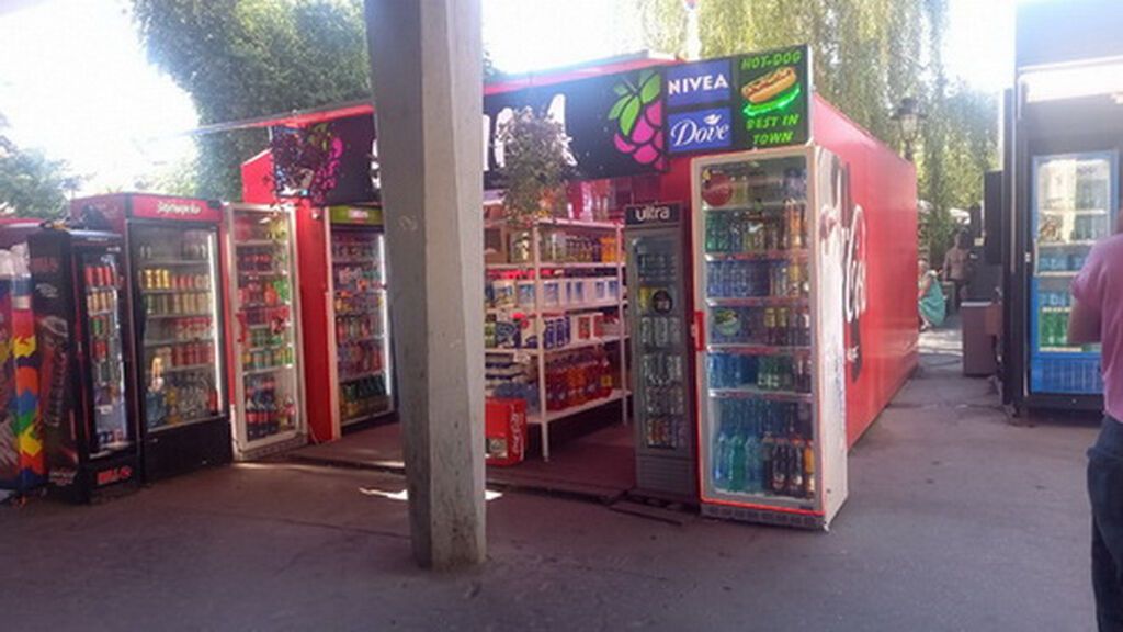 Izdaje se 25 kvadrata kiosk lokal centar Zemuna kod robne kuće. Lokal