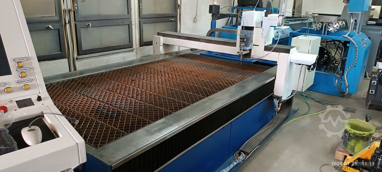 Mašina za sečenje vodenim mlazom
TRUMPF waterjet cutting machine