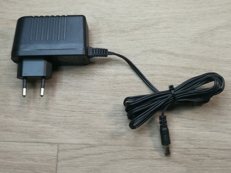 Adapter 12V --- 1A