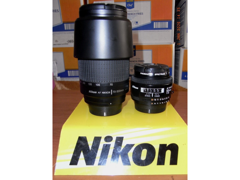 NIKON AF NIKKOR 50mm i AF NIKKOR 70-300mm-objektivi.