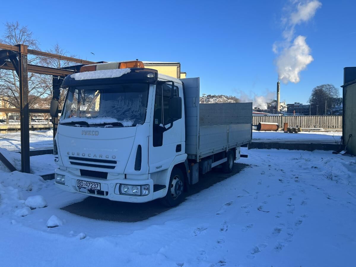 Prodaje se IVECO Eurocargo kamion s ravnom platformom na aukciji