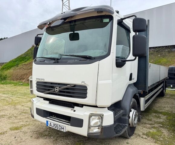 Volvo FL240 kamion s ravnom platformom
