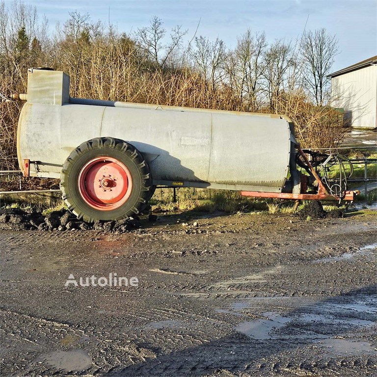 Prodaje se 7 m3 prikolicu cisternu za vodu na aukciji