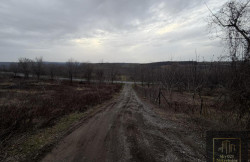 Plac uz glavni put sa panoramskim pogledom na Frušku goru!