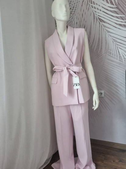      ZARA nežno roze komplet – prsluk & pantalone
