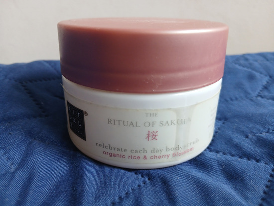Ritual of Sakura body scrub/piling za telo