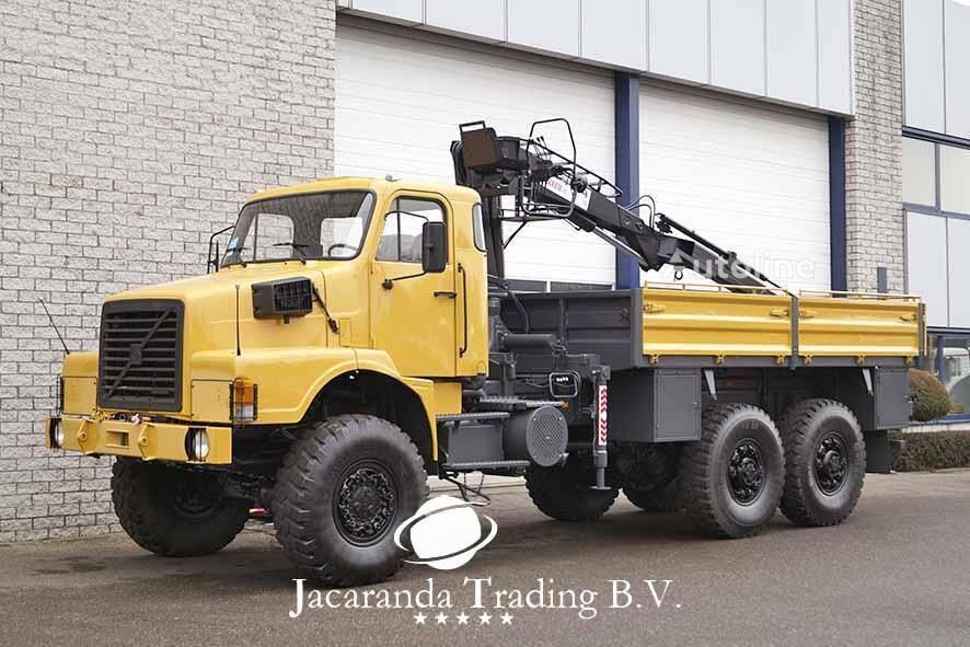 Volvo N10 CARGO CRANE 6x6 - Fassi F75.21 - (2x IN STOCK ) EX ARMY kamion s ravnom platformom