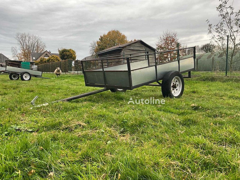 Prodaje se prikolicu sa ravnom platformom na aukciji