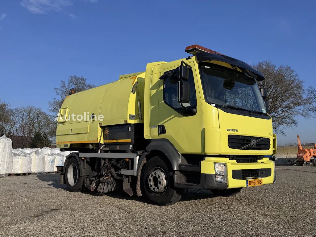 Prodaje se Volvo FL 12 FLL 42 vozilo za čišćenje ulica na aukciji