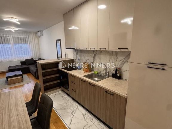 IZDAVANJE DVOSOBNOG STANA NOVO NASELJE | 47 M² | LUKS OPREMLJEN | LIFT | 5. SPRAT