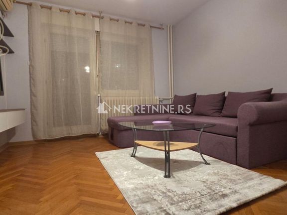 Izdavanje stanova Novi Sad – Jednoiposoban stan 42m² Centar, odlicna lokacija