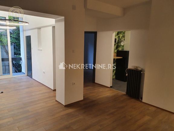Izdavanje poslovnog salonskog stana Novi Sad – 100m², renoviran, lift, odlična lokacija