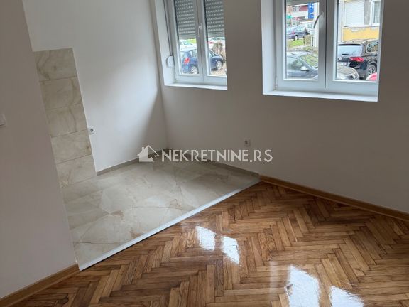 Mala pijaca jednoiposoban 42m2 ekstra
