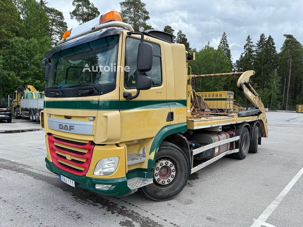 Prodaje se DAF CF370 FAN kamion podizač kontejnera na aukciji