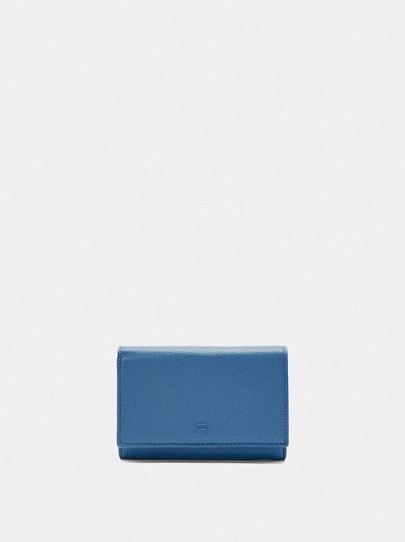 WALLET WITH TEXTURE AND FLAP