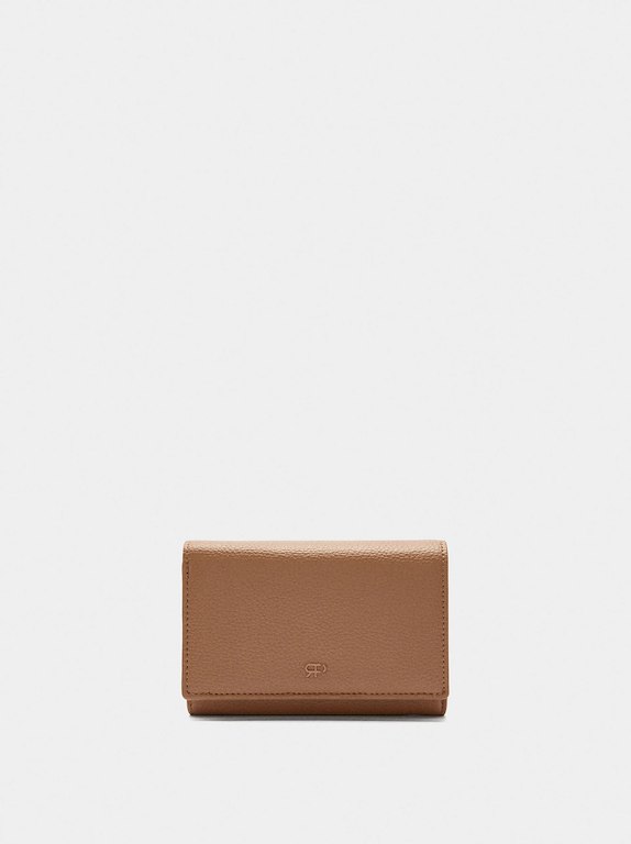 WALLET WITH TEXTURE AND FLAP