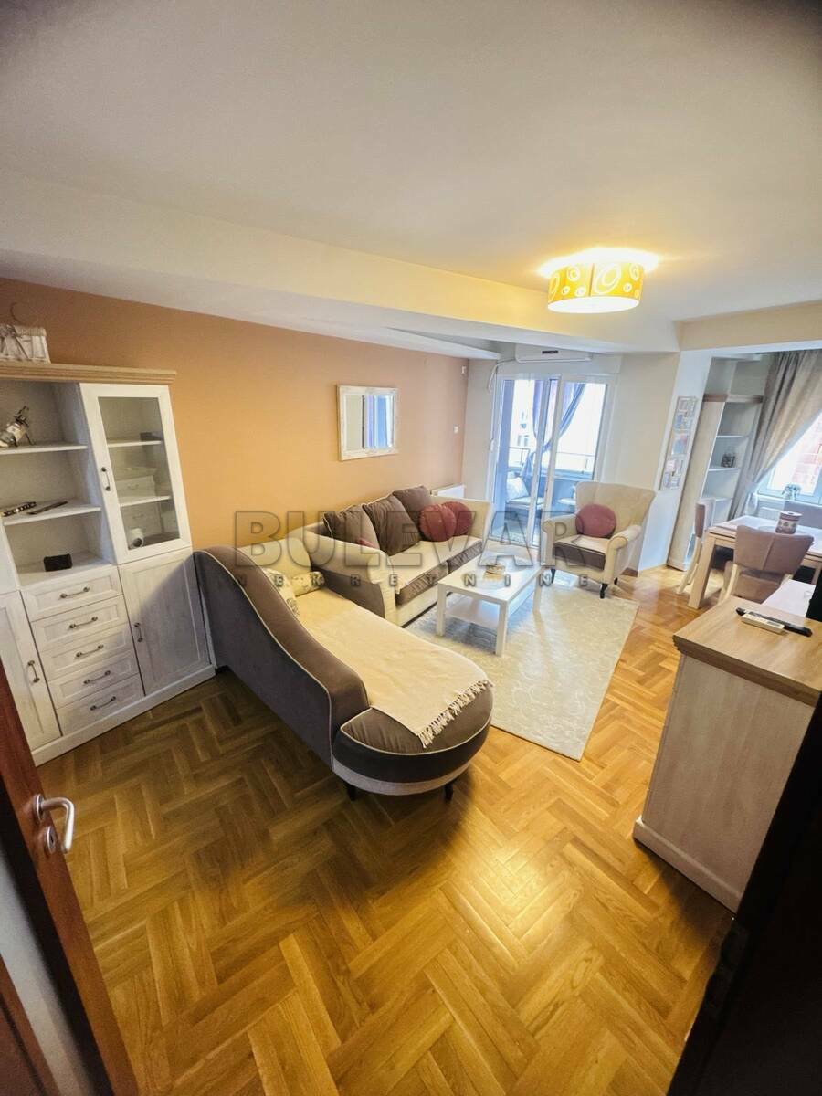 Izdaje se lux stan u centru Niša, sa garažnim mestom, 64m2