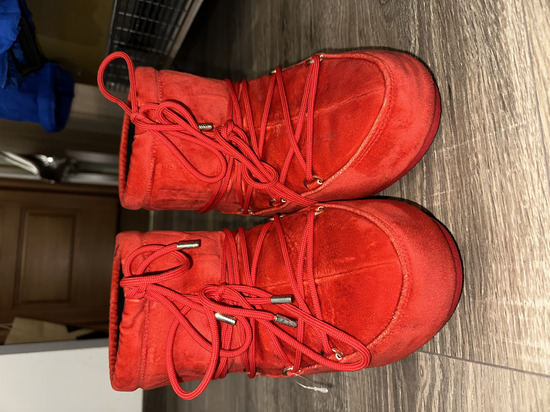 Moon boot red velvet