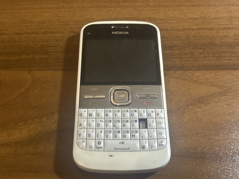 Nokia E5-00