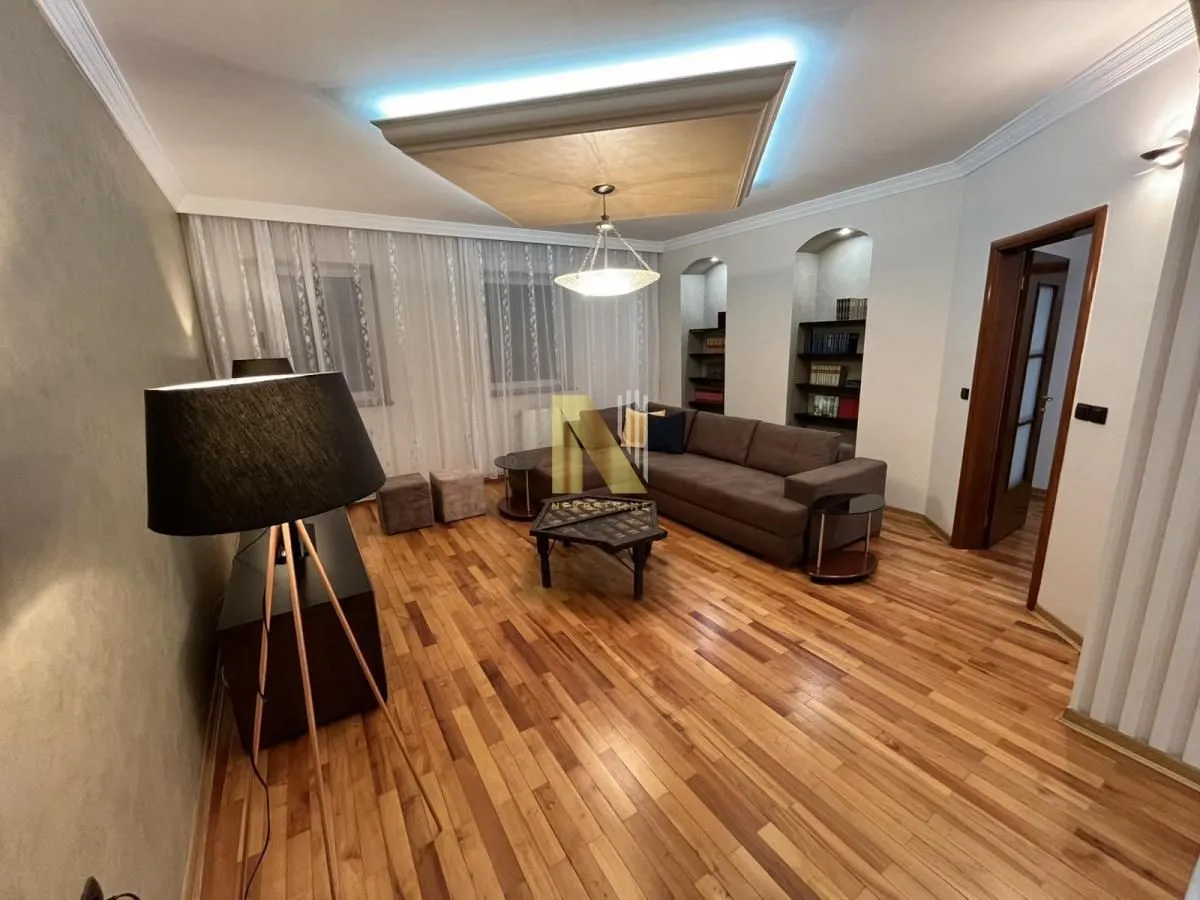 Izdavanje, četvorosoban stan, 138m², Centar, Novi Sad
