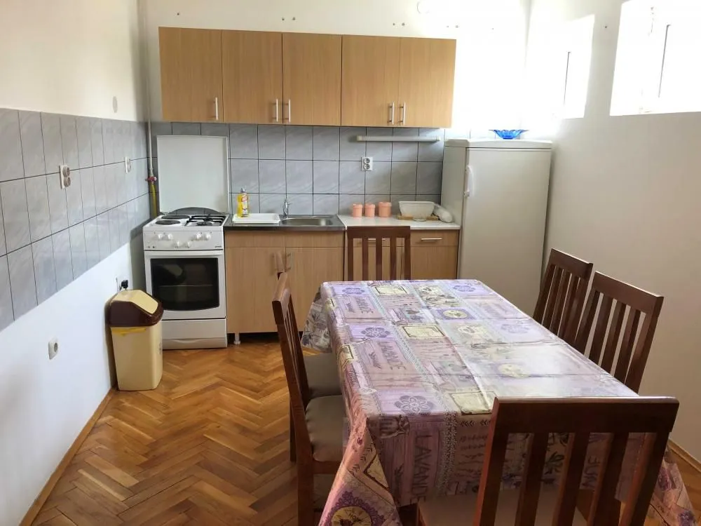 Izdavanje, trosoban stan, 115m², Centar, Inđija