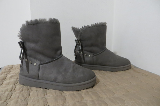 UGG br 40