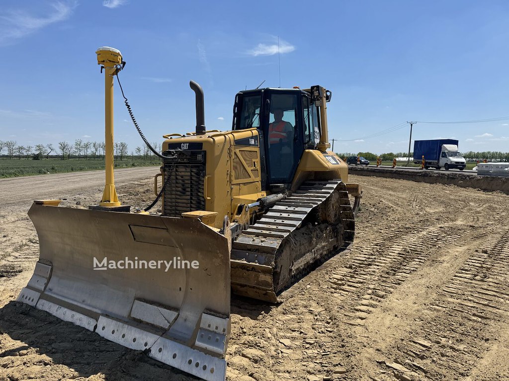 Caterpillar D6 buldožer