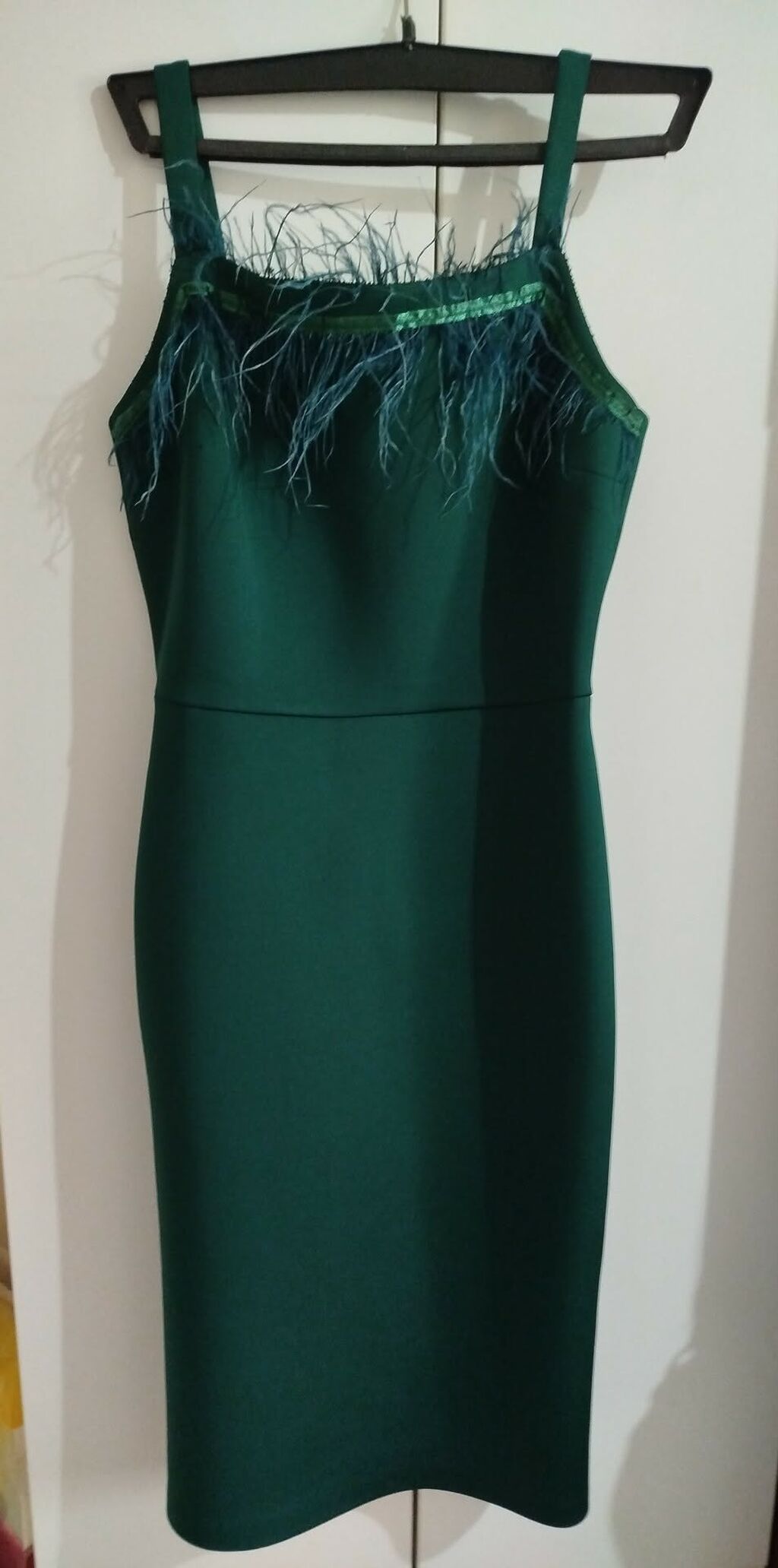 Zelena elegantna haljina sa perjem – DEJA, veličina 40. - Kroj: uska